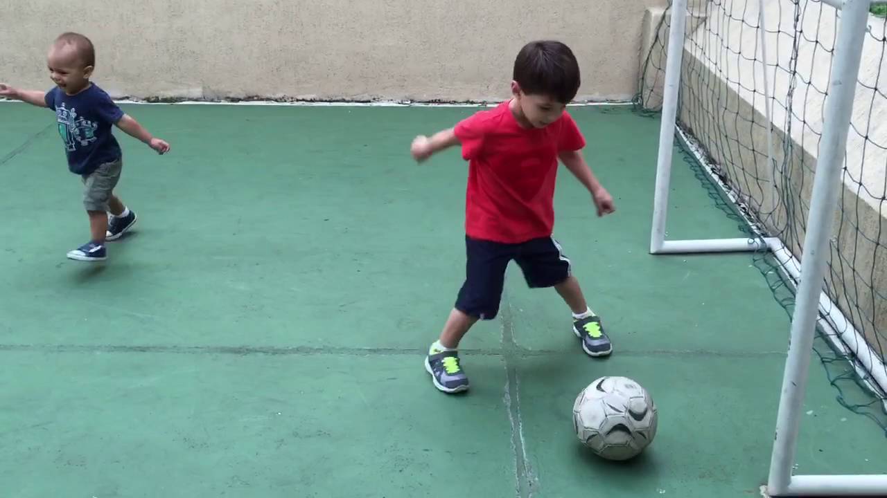 Jogando bola - YouTube