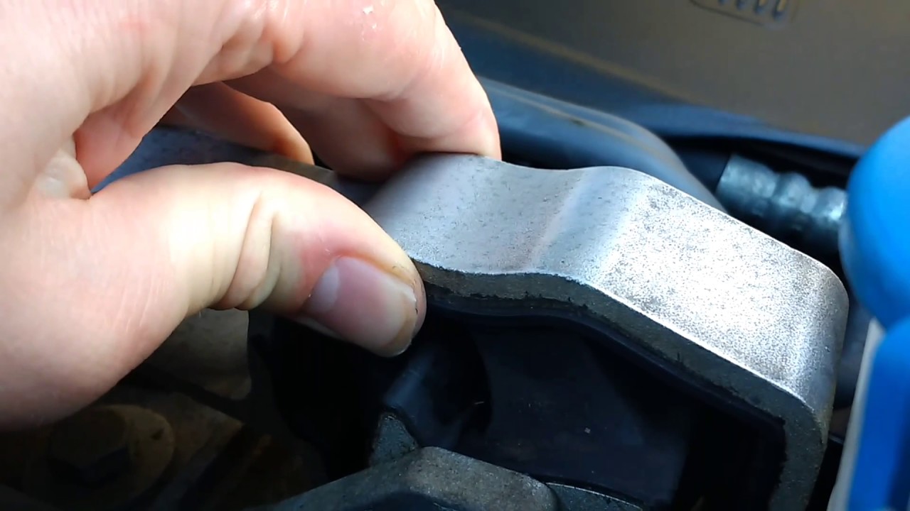 Land Rover Freelander 2 top engine mount free play - YouTube