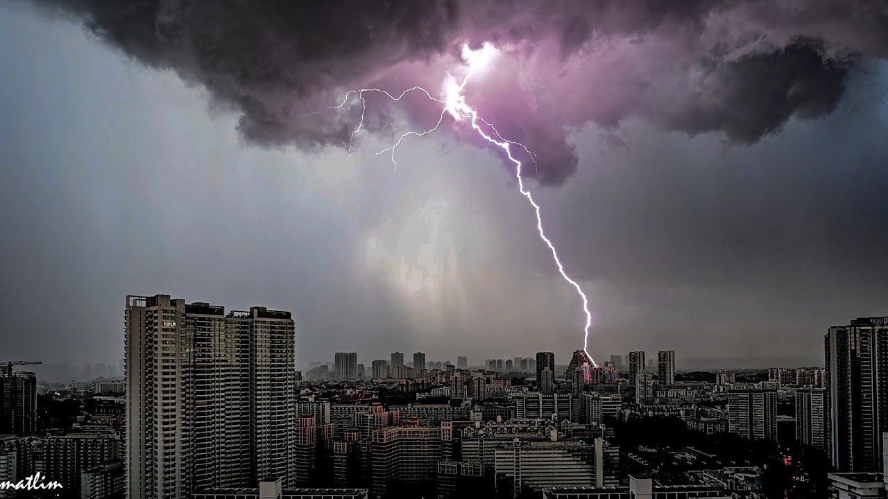 Lightning & Thunderstorm in Singapore (26th Mar 2023) - YouTube