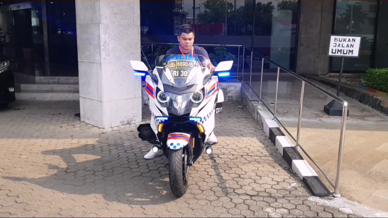 Instalasi BMW K1600 Denwal Kemensos RI 30 4 Pcs whelen ion dan whelen ...