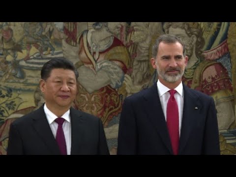 Xi Jinping meets Spanish King Felipe VI in Madrid - YouTube