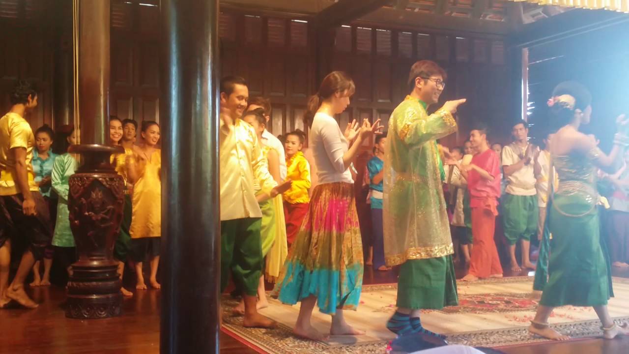 Traditional dance in cambodia,dance ramvong - YouTube