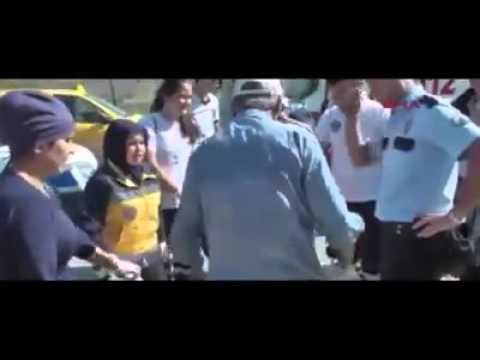 kanalizasyonda çalışırken yaralanan adam 'Berbat olur' diyerek sedyeye binmek istemedi..