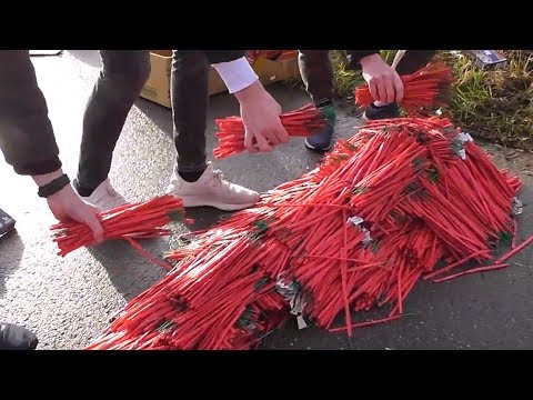 10.000 CRACKLING FIREWORKS! - YouTube