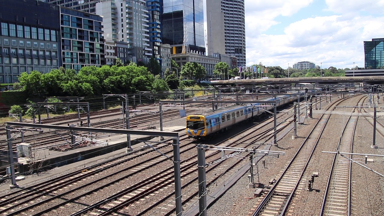 Comeng 472M near Flinders St - YouTube