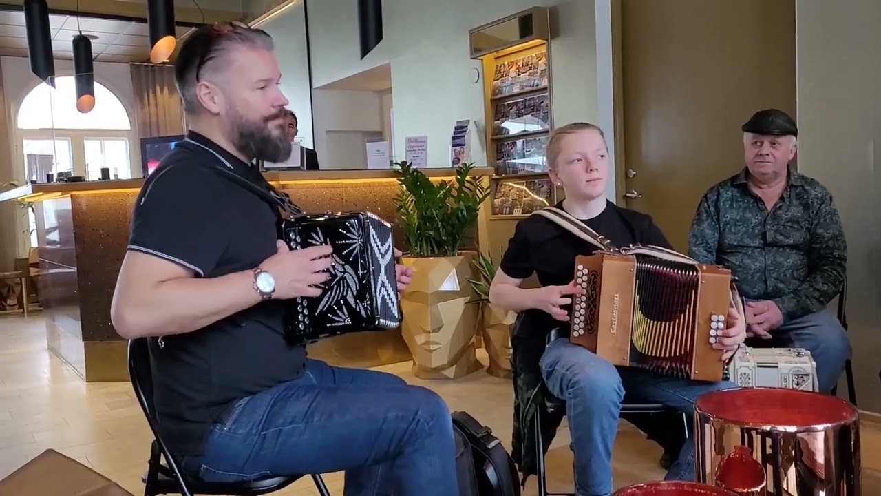 Lars Karlsson och Arvid Ramberg Strand spelar Jämtgubben på Statt i ...