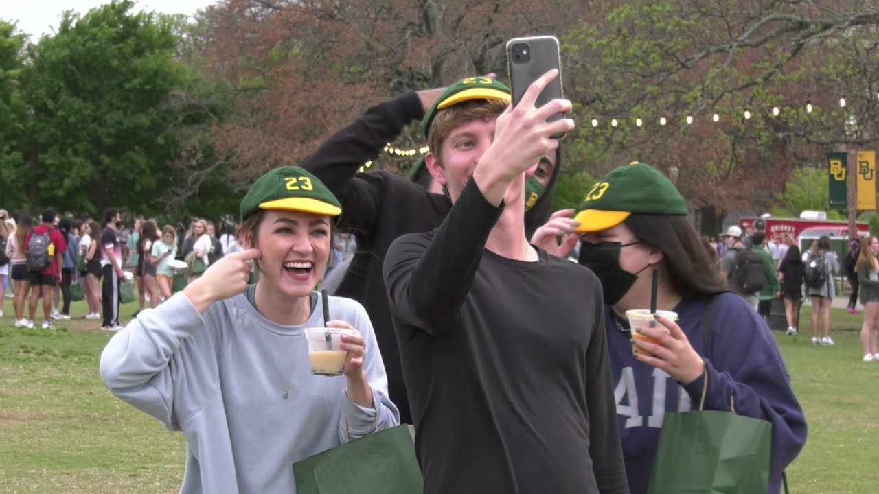 Baylor freshmen finally receive their slime caps - YouTube