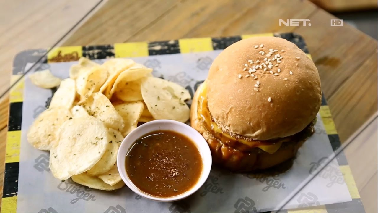 Ini Pempek Burger, Unik bukan di Tampilannya Saja Rasanya Juga!! - YouTube