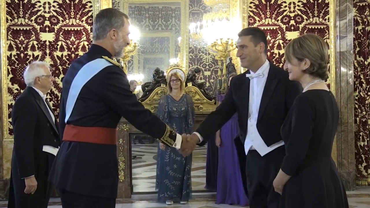 La embajadora de Serbia, Katarina Lalic Smajevic, entrega a S.M. el Rey ...