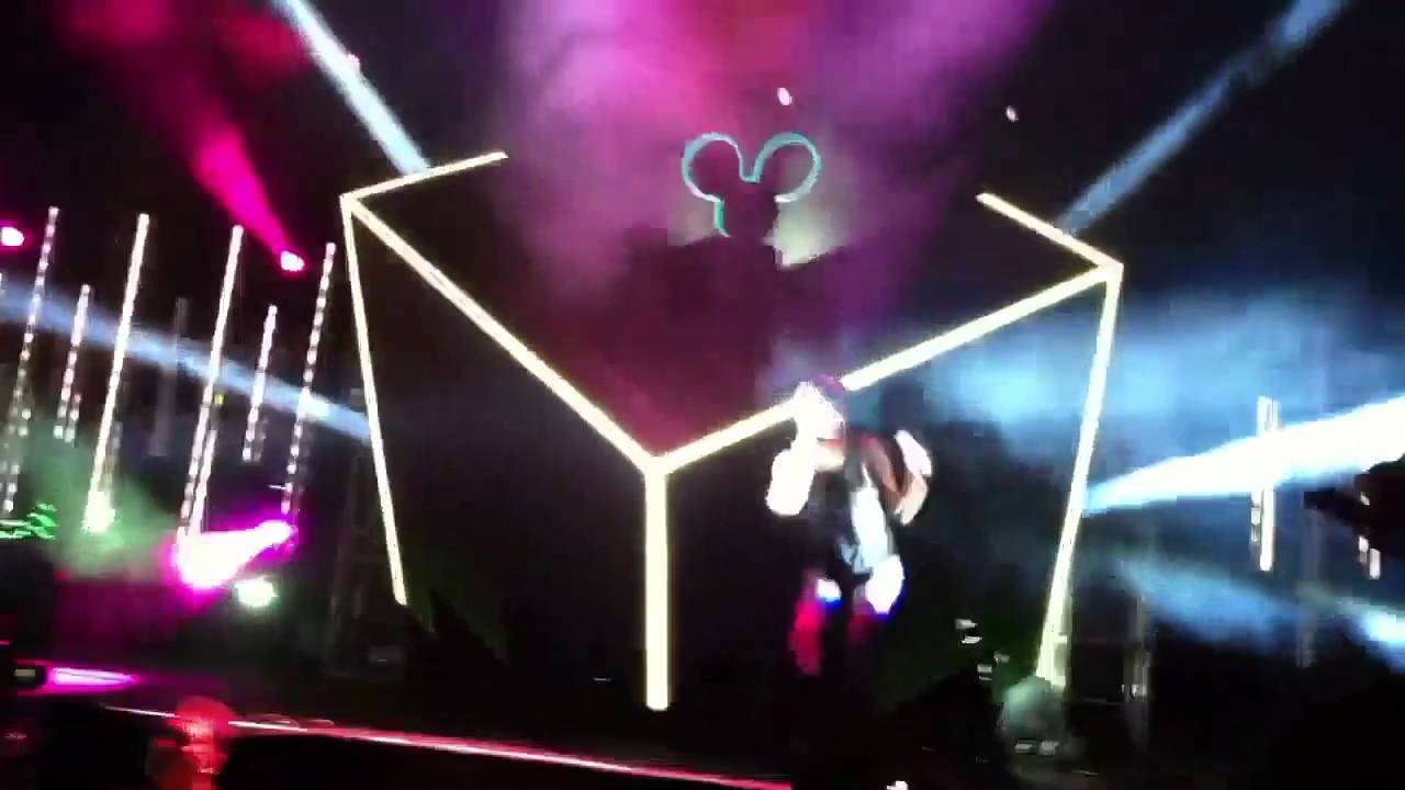 Deadmau5 - Sofi Needs A Ladder (Live in KL) HD - YouTube