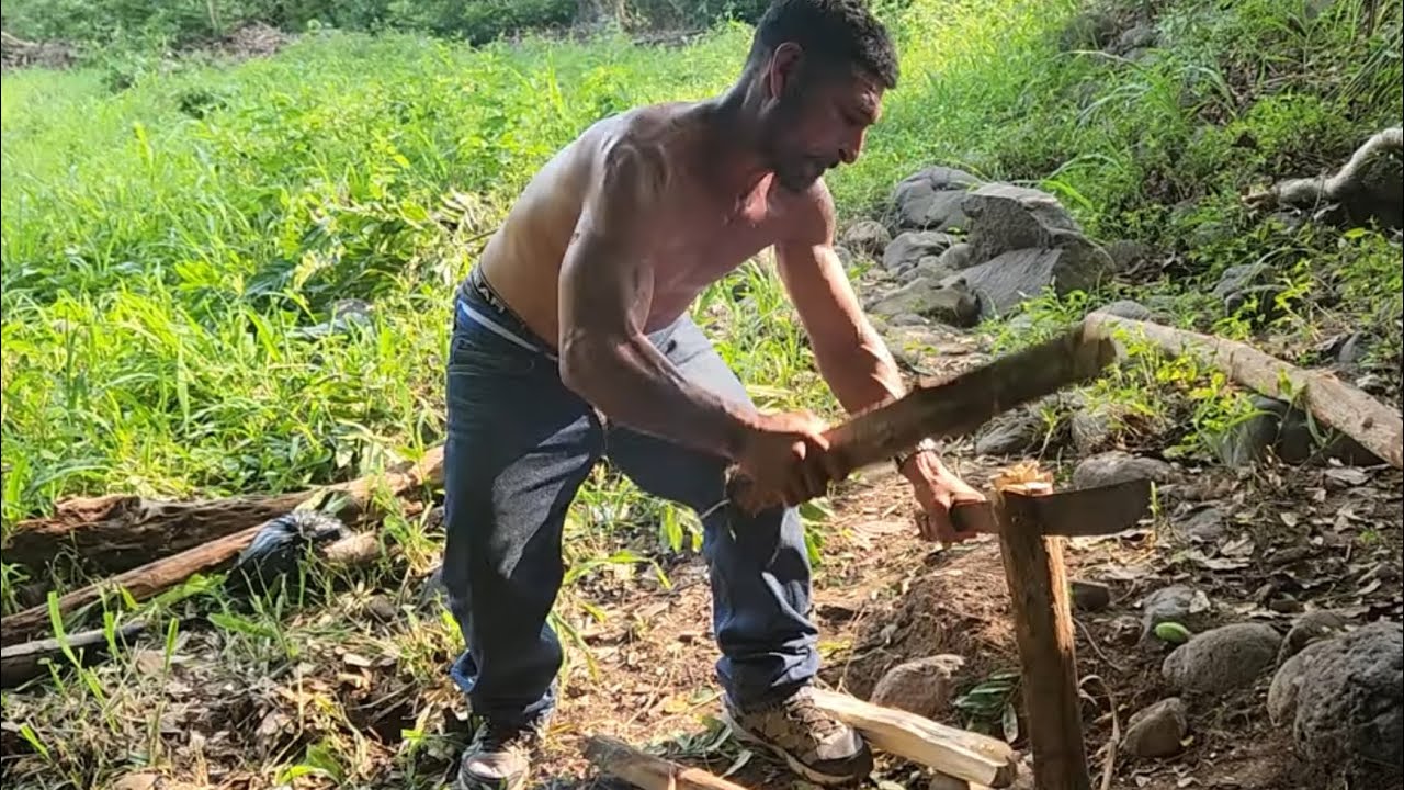 Rambito con todo los poderes picando leña con machete !!! Para azar la ...