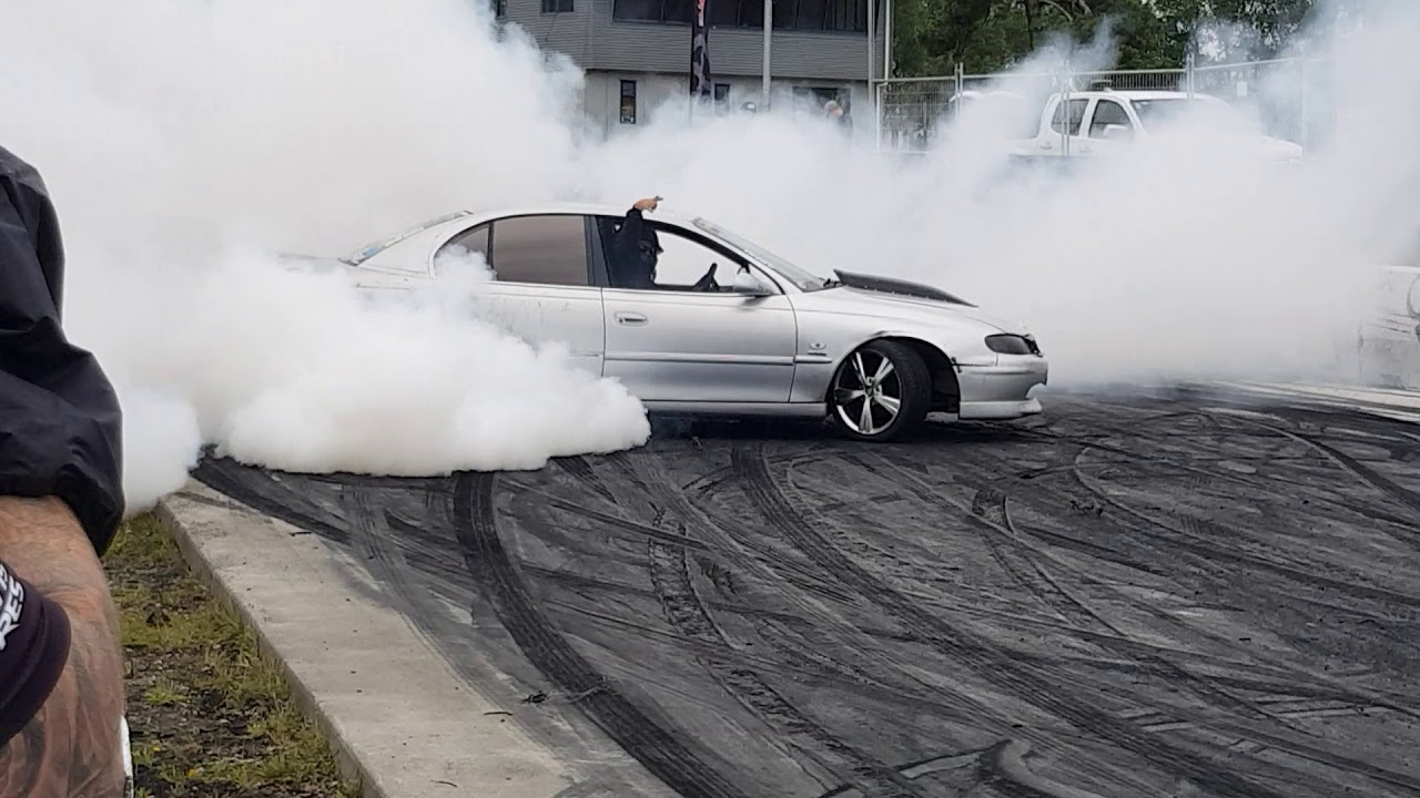Limitr Holden ls1 v8 burnout skids of summer nz - YouTube