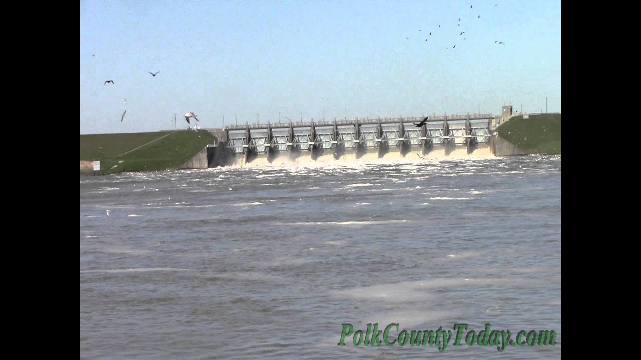 Lake Livingston Dam, 12/17/15... - YouTube
