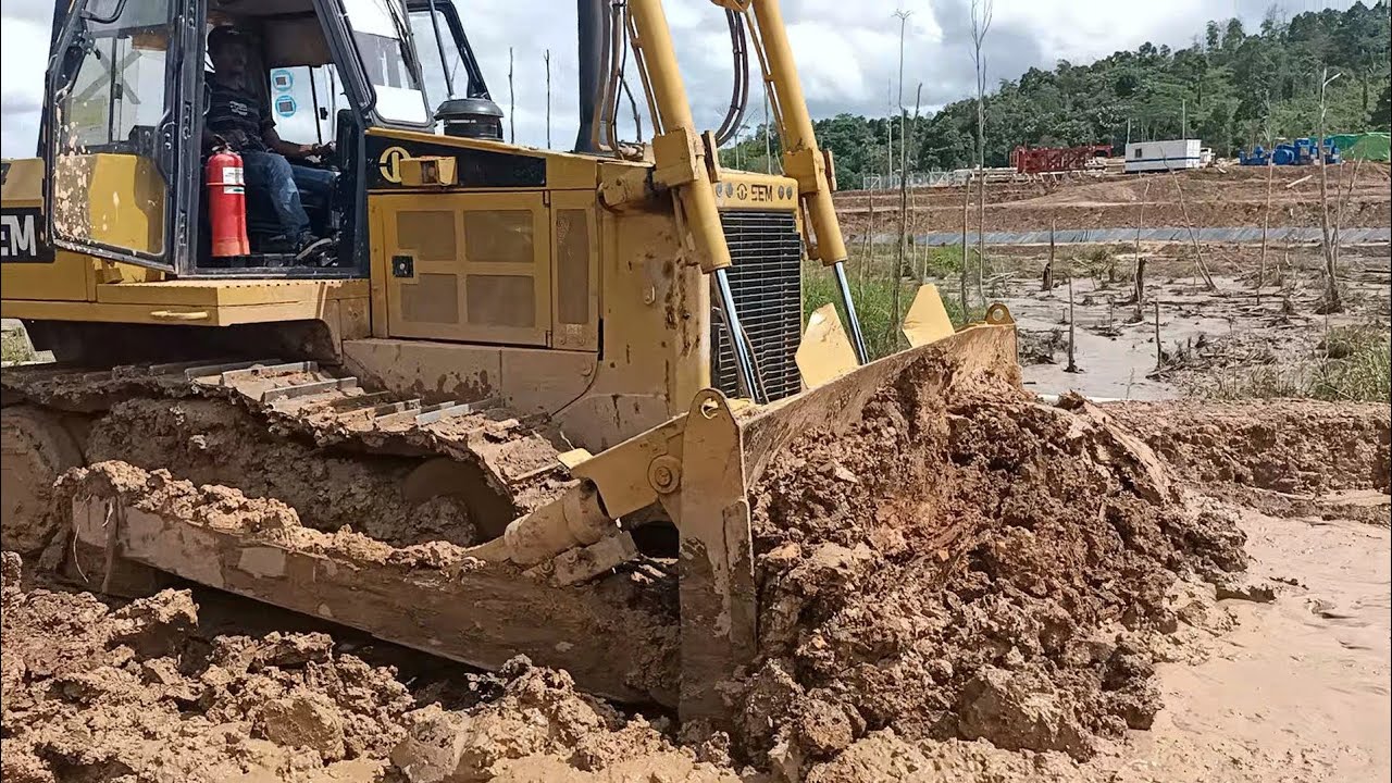 Grid Jalan Berlumpur Dozer SEM 816 - YouTube