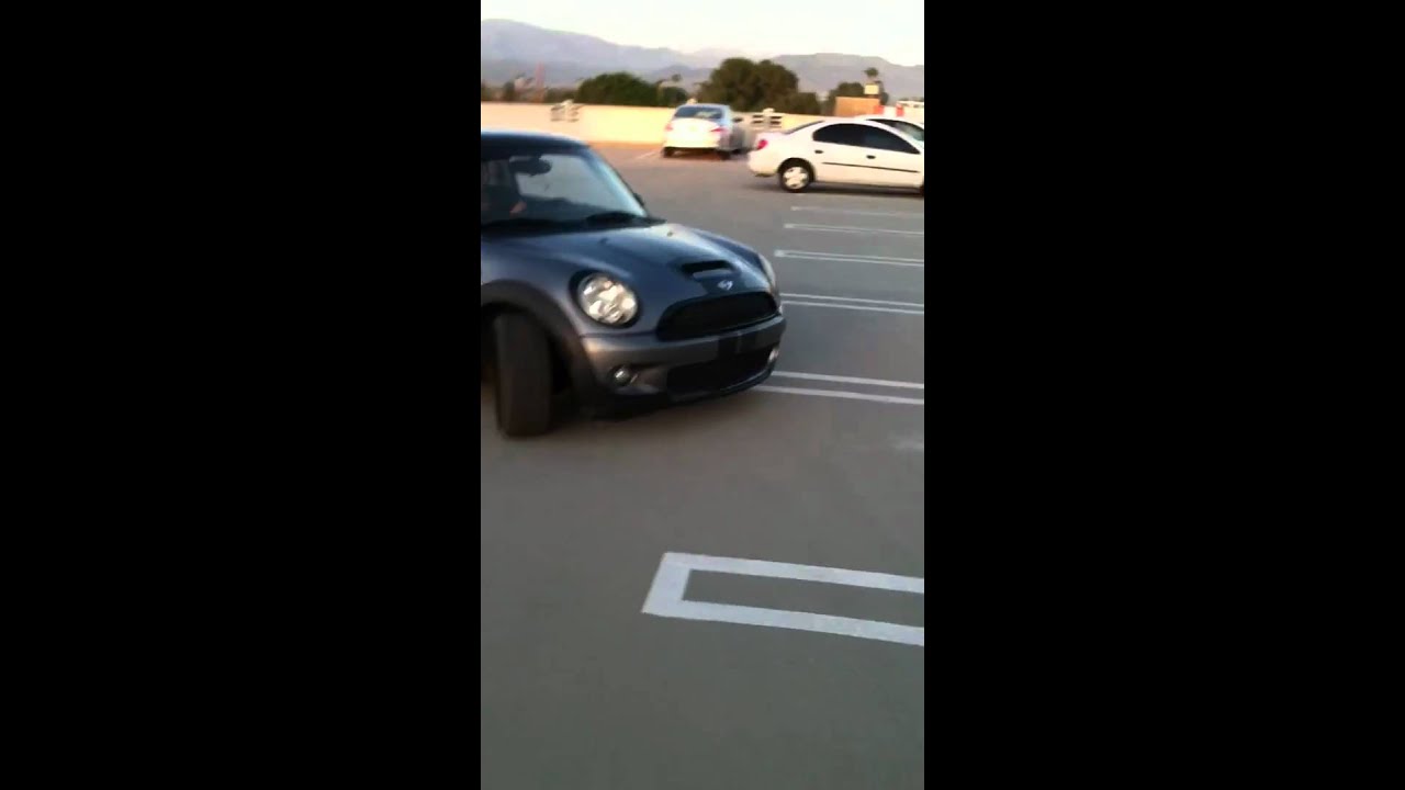 2010 MINI COOPER DRIFT BURN OUT SMOKE E-BRAKE - YouTube