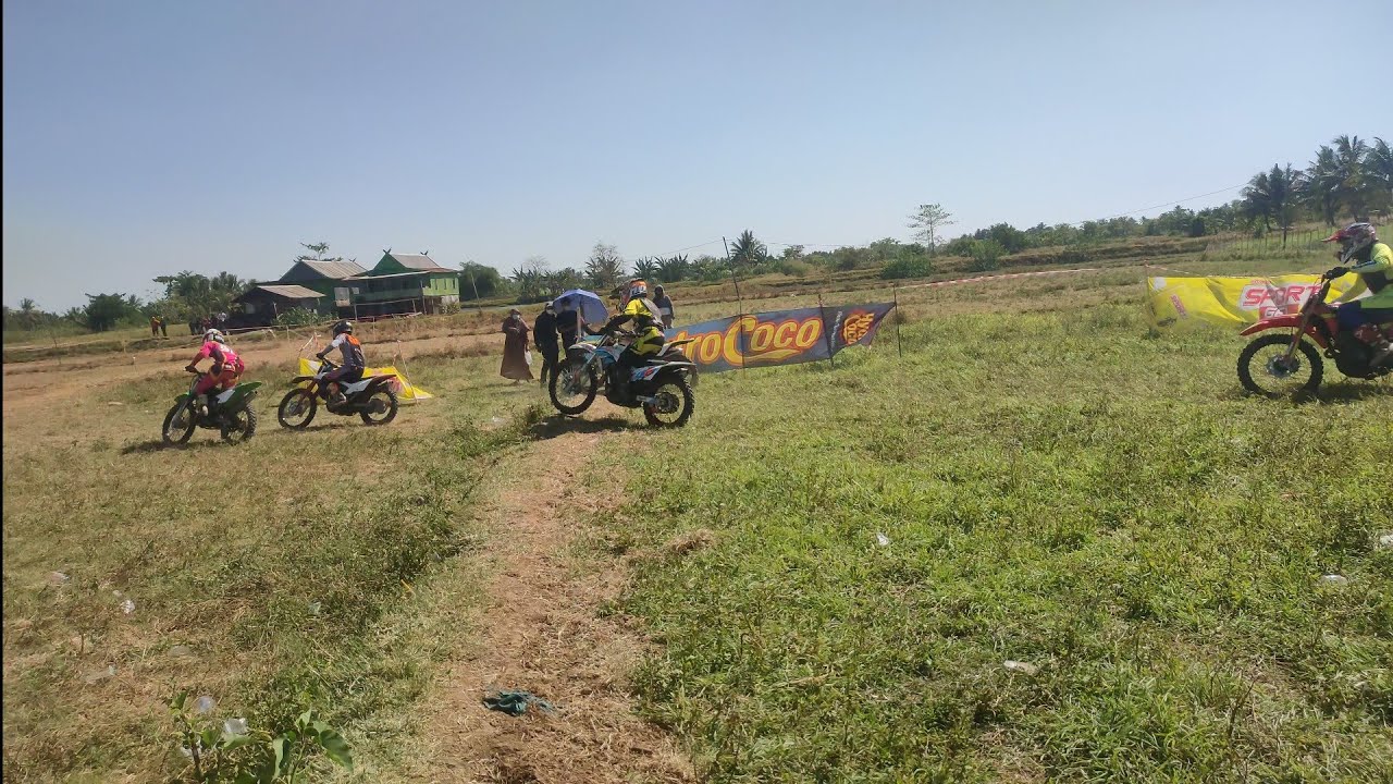 balapan motor cross kelas sport KLX di arena persawahan data Maros ...