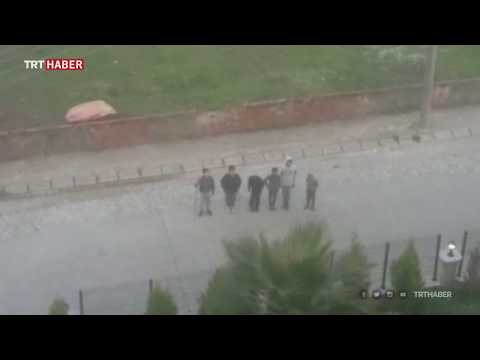 Şehitler için asılan bayrağı görünce İstiklal Marşı okudular