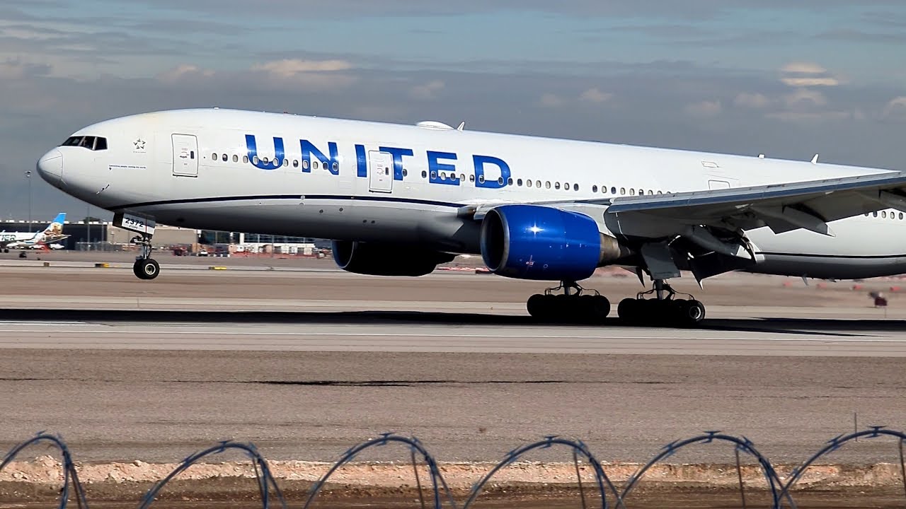 United Airlines Boeing 777 lands at Las Vegas | UAL3816 - YouTube