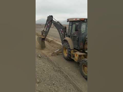 Excavación de zanja con retroexcavadora para colocación de geomenbrana ...