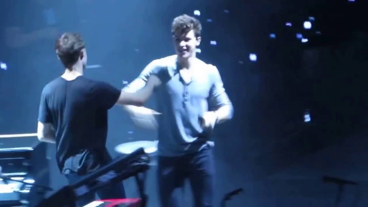 Shawn Mendes & James TW singing a mashup together! - YouTube