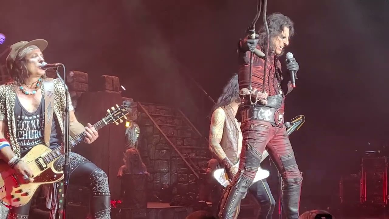 Alice Cooper 'I'm Eighteen', Ball State, Sept 20, 2022 - YouTube