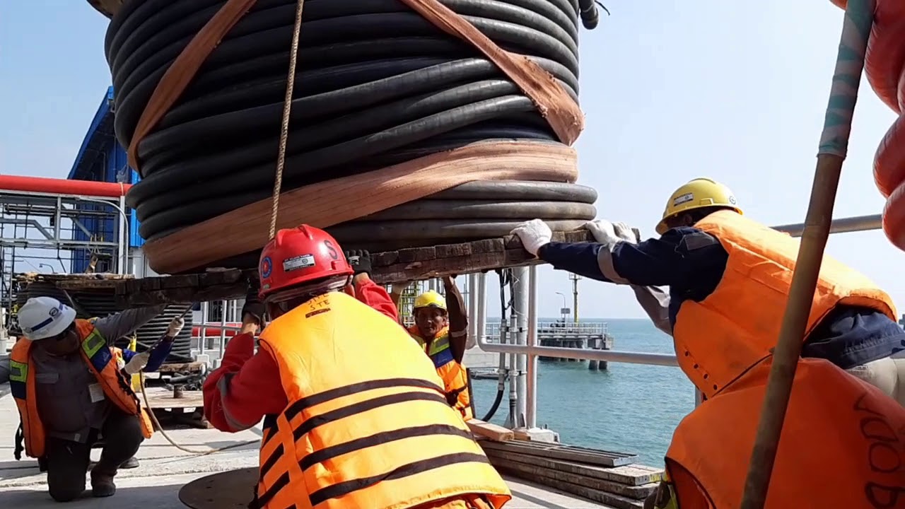 Offshore cable lifting - YouTube