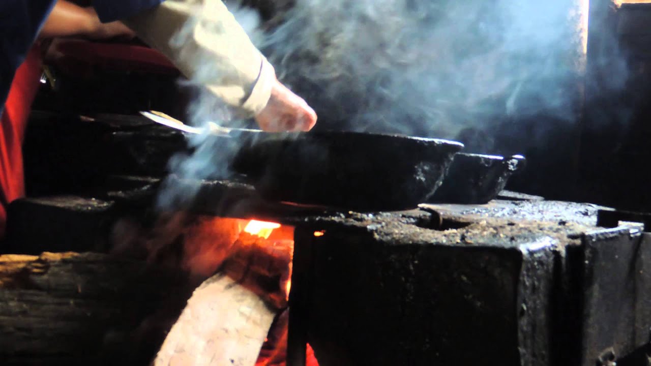 #1675, Mujeres cocinando en fogón de leña [Raw], Paisajes rurales - YouTube