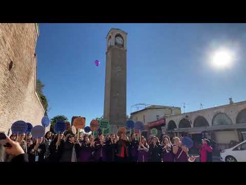 Adana’da kadına şiddete dikkat çekmek için yüzlerce balon gökyüzüne bırakıldı