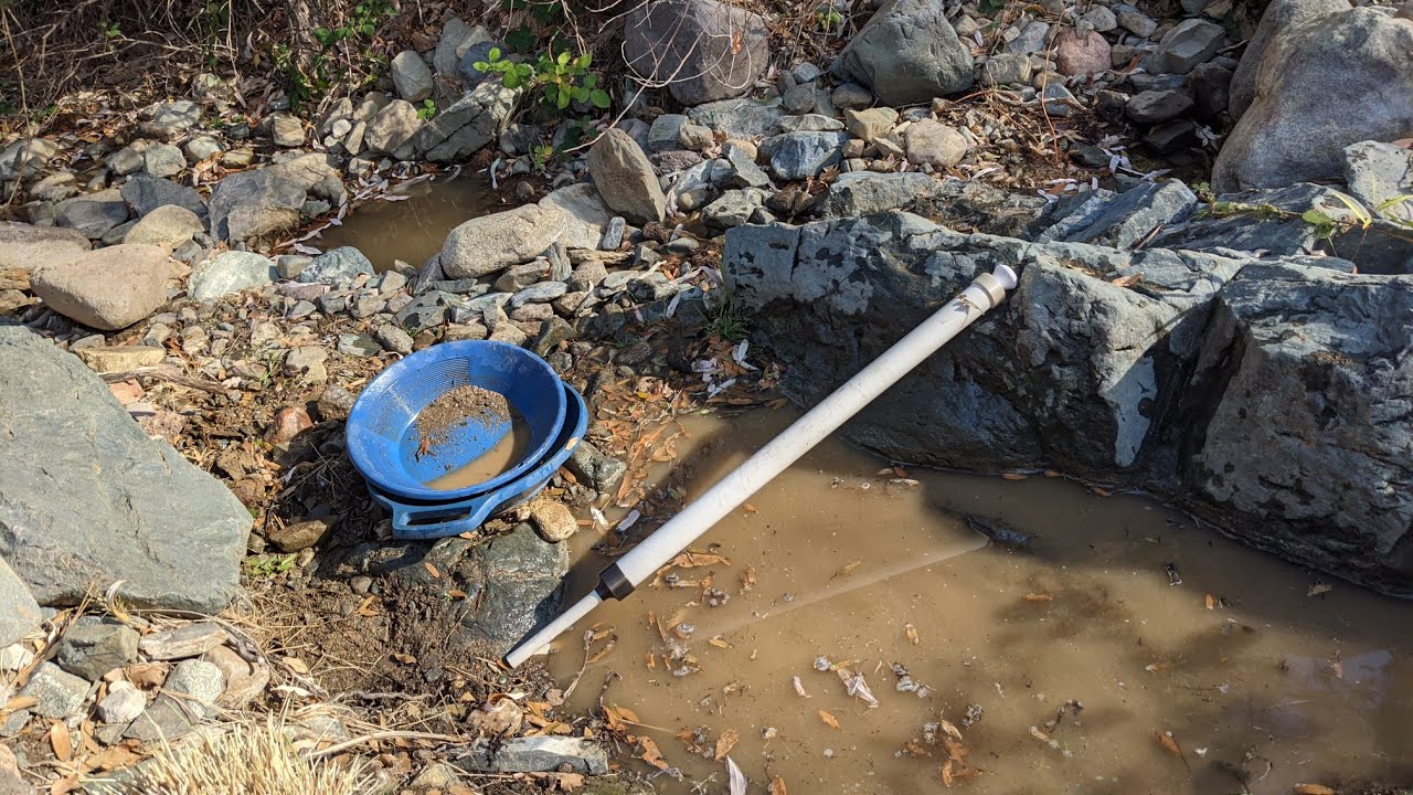 Gold panning and using a suction pump 30 pieces of gold in one pan ...