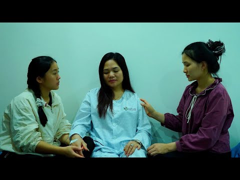 Hely war untröstlich, als ihre Adoptivmutter erkrankte.