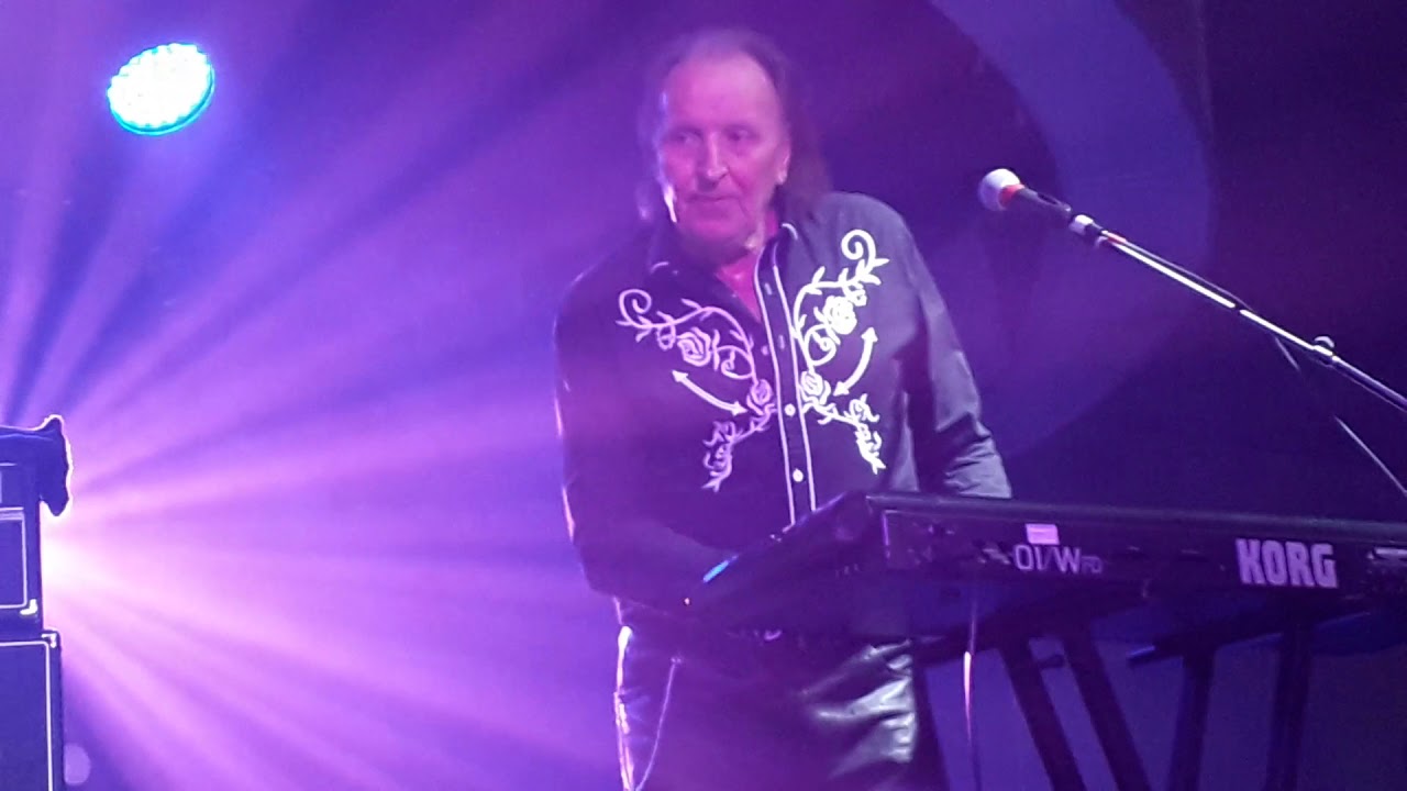 A clip of the Trems at the Butlins skegness 60s weekend 8-12-19 - YouTube