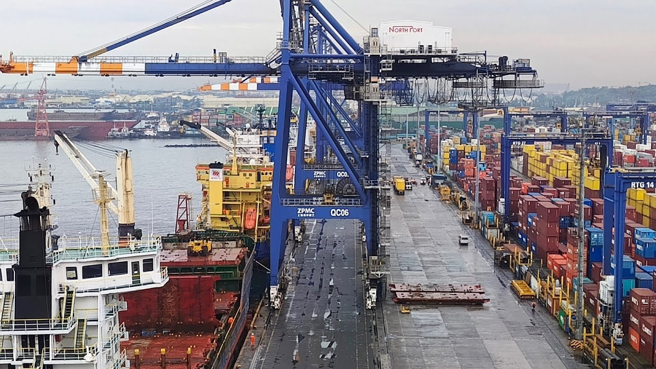 How Do They Load Cargo on the MCC Gigantes Maersk Line Container Ship ...
