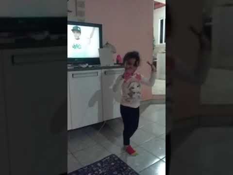 Yasmin dançando