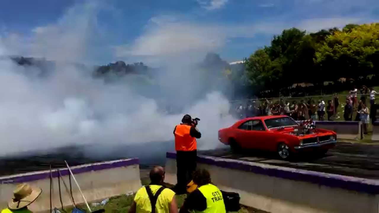 HK Monaro Burnout - Cruise for Charity 11 Vic - YouTube