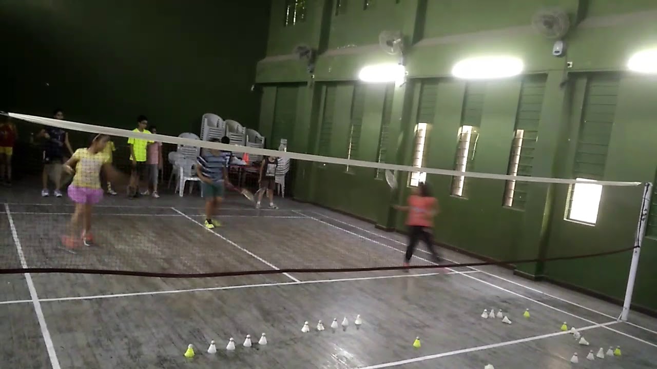 Beginner badminton training || Kids badminton training - YouTube