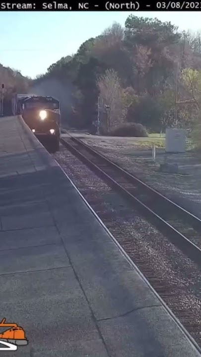 CSX 7213 shakes up the camera (Railstream) - YouTube