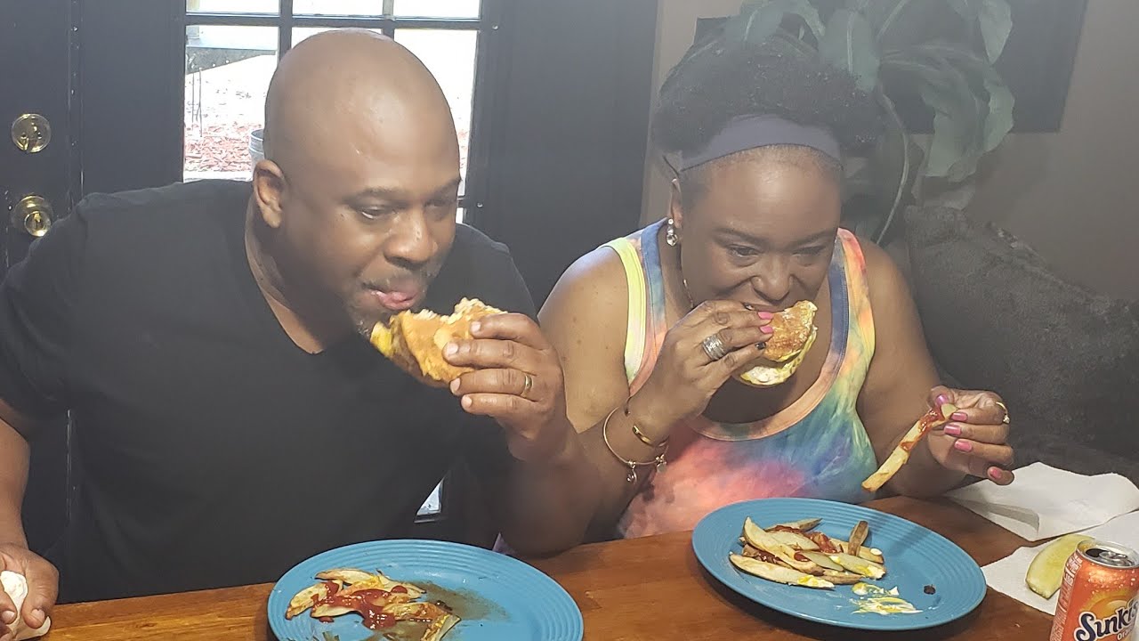 CHICKEN BURGER MUKBANG - YouTube