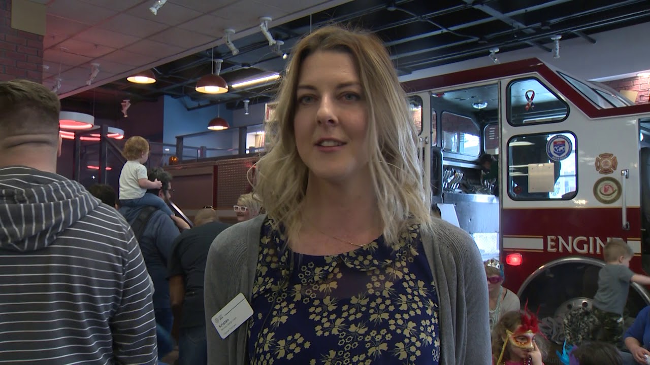 Drag performers take over library storytime - YouTube