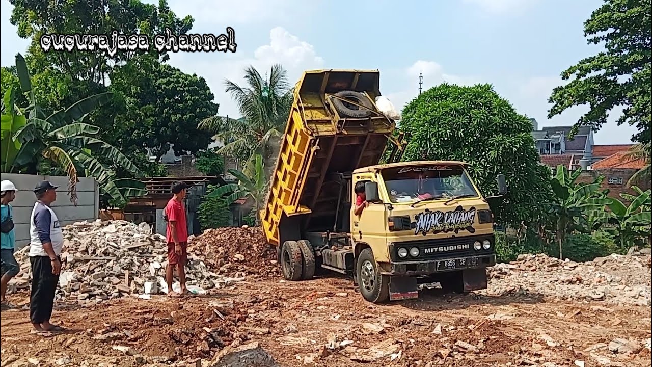 TRUK UMPLUNG JOMPLANG MUATAN PUING DAN TANAH - YouTube