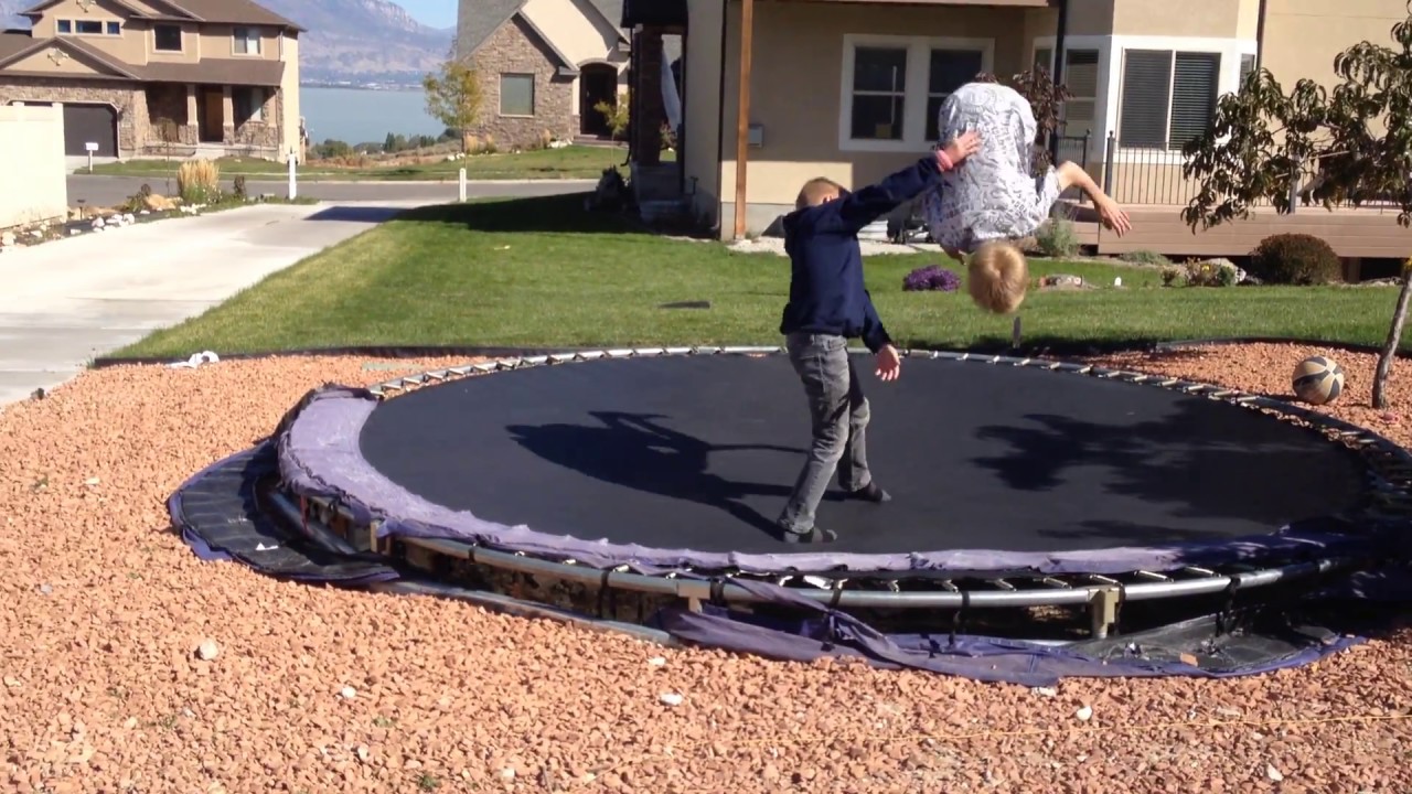 How to spot a backflip on a trampoline - YouTube