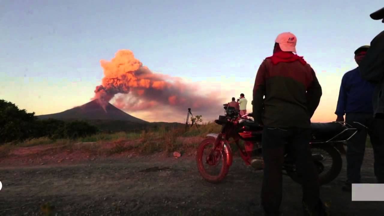 Nicaragua's Momotombo Volcano Spews Gas And Ash - YouTube