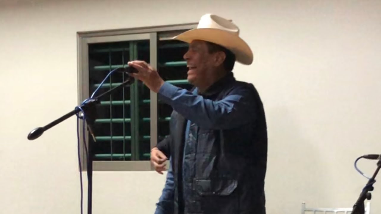 Él es Benito Camacho papá de Ariel Camacho (cantando🎶) - YouTube