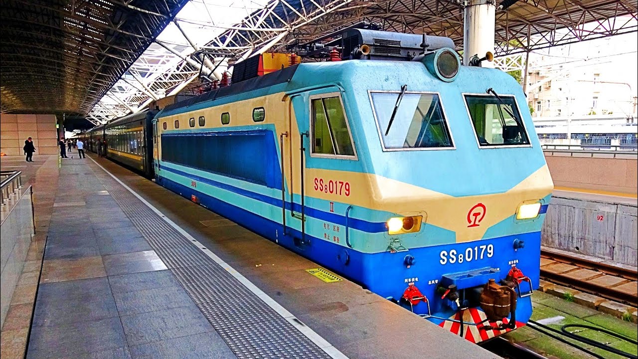 Electric Locomotive SS8 with passenger train to Huaihua/ Электровоз SS8 ...