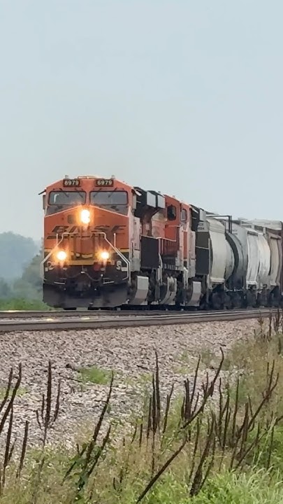 BNSF Manifest train heading west! #bnsftrains #bnsfrailway #bnsf - YouTube