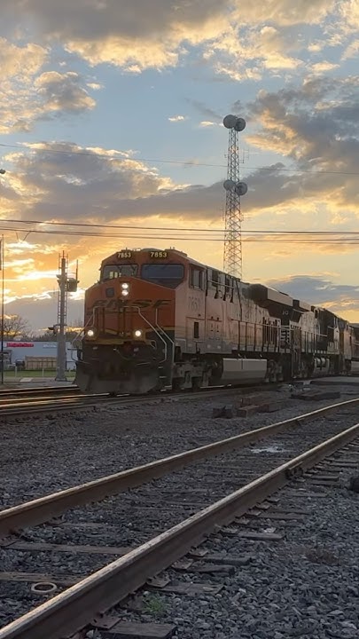 BNSF 7853 leads H TPLGAT - YouTube