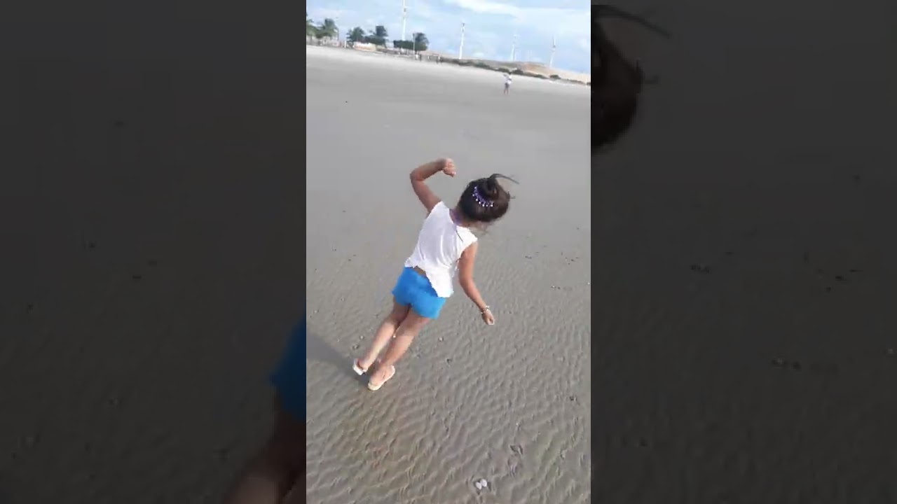 Filha Brincando Na Praia Kkk Youtube