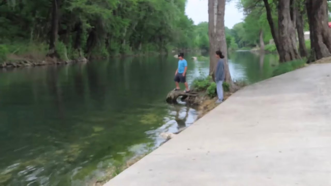 Playing skip rock in the River ! - YouTube