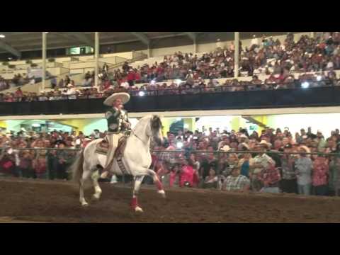 EZEQUIEL PENA JR. CANTA EL AFORTUNADO EN FRESNO CALIF.2015 - YouTube