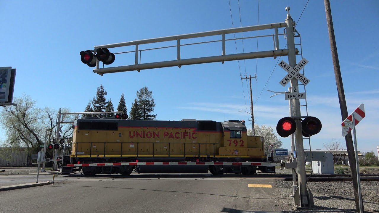 UP 792 Port Local Light Engine North, 14th Ave. Railroad Crossing ...