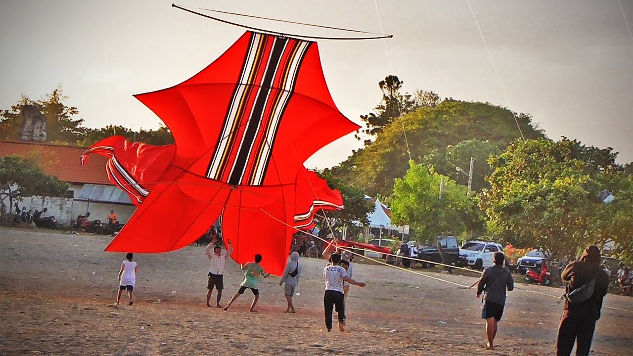 WOW😱 INI DIA LAYANGAN SUPER BESAR MERAJAI PANTAI MERTASARI BIKIN GEGER ...